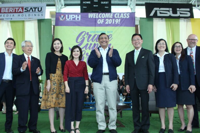 Menko Maritim Luhut B. Panjaitan dan Ketua PSI Grace Natalie Ajak ...